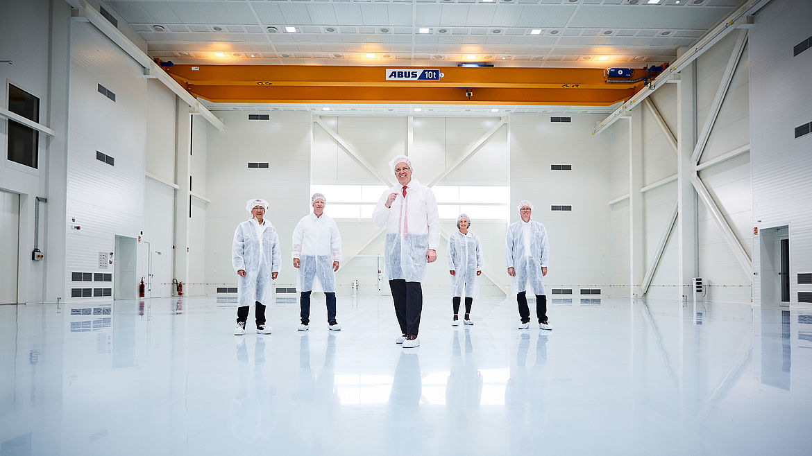 Sparkling clean! - Why satellites are manufactured in clean rooms